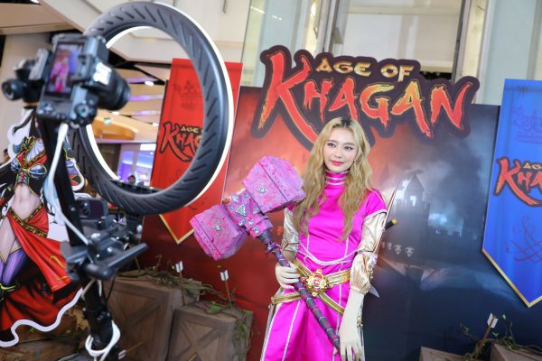หลุดมาจากเกม!!! “แพรวา ณิชาภัทร” แปลงโฉม แต่งคอสเพลย์ นักบวช เปิดตัวเกม ...